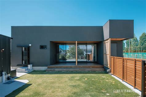 和モダンのおしゃれな平屋｜外観の実例集と内装や外構のポイント注文住宅ブルーハウス デザイン・性能・リゾートライフ、愛知、名古屋、豊橋、豊川、岐阜ならお任せください