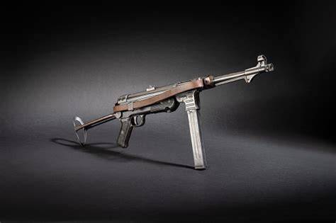 검은 배경에 오래 된 기관단총 Mp 40 총기의 스튜디오 샷 공장 산업 건물에 대한 스톡 사진 및 기타 이미지 공장 산업 건물 무기 프랑크푸르트 마인 Istock