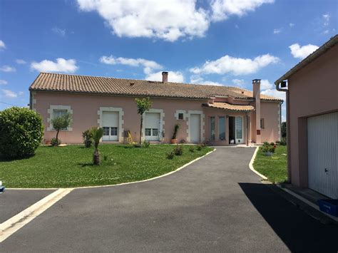 À Vendre Maison 11 Pièces Denviron 240 M² à 12 Minutes De Jonzac