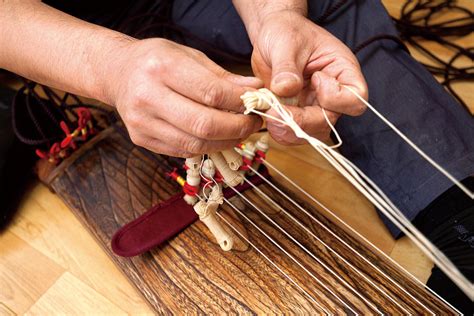 전통 악기 제작은 “숙성된 나무에 사람의 철학을 더하는 작업”