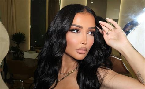 Xheneta Një Zonjë Në Të Kuqe Thotë Se Emri I Saj është Permanent