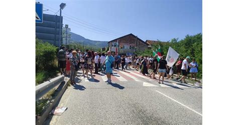 Жителите на село Павелско затвориха главния път Смолян Пловдив протестират заради безводие