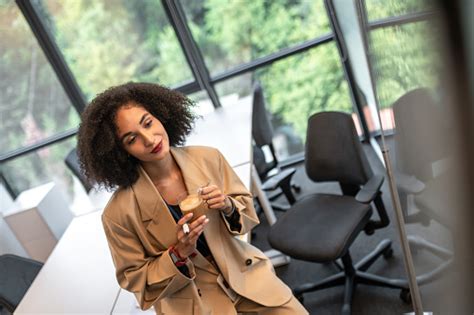 베이지 색 양복을 입고 사무실에서 커피 한 잔을 마시는 잘 생긴 사업가 20 24세에 대한 스톡 사진 및 기타 이미지 20 24세 갈색 머리 곱슬 머리 Istock