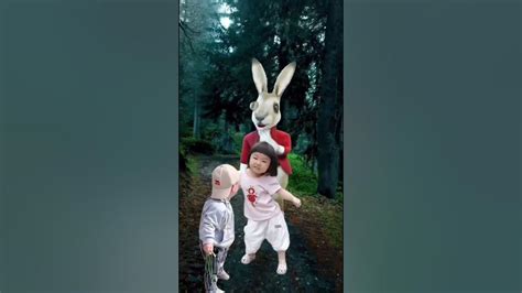 숲속 깊은 곳에서 토끼가 나타나서 쫓아오자 꼬마 소녀는 춤을 추고 귀여운 아이는 울면서 도망가고 있다 Youtube