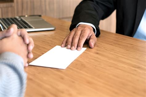 비즈니스 사람 보스를 잡고 물건 우울 사임 사직 서를 보내거나 사무실에 책상으로 골 판지 상자를 들고 사직에 대한 스톡 사진 및 기타 이미지 Istock