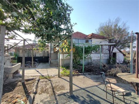 Имот в близко село Едноетажна къща 120 кв м РЗП 778 кв м двор Къщи Вили Кукорево Пред