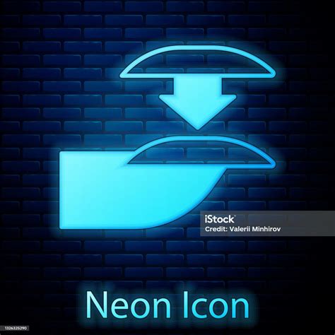 벽돌 벽 배경에 고립 된 매니큐어 아이콘에 대한 거짓 손톱의 빛나는 네온 세트 네일 확장을위한 바니시 색상 팔레트 인공 손톱