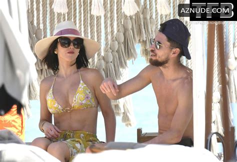 Catherine Harding Sexy Seen Showcasing Her Hot Bikini Body At The Beach With Jorginho In Greece