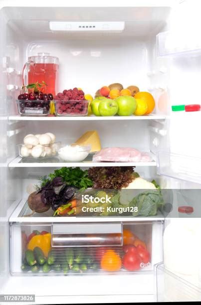 N 흰색 냉장고 상단 선반 과일 딸기와 설탕에 콩포트 중간 버섯 가금류 고기 코티지 치즈 치즈 계란 바닥 야채에 문 유제품 Kefir 크림 0명에 대한 스톡 사진 및 기타