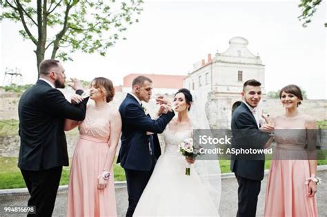 결혼식 한 쌍 그리고 공원에서 샴페인을 마시는 신부 들러리와 신랑 감정에 대한 스톡 사진 및 기타 이미지 감정 결혼식 귀여운 Istock