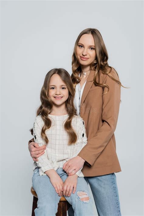 Mulher Elegante Abra Ando Filha Feliz Sentada Foto De Stock Imagem De Estilo Adulto