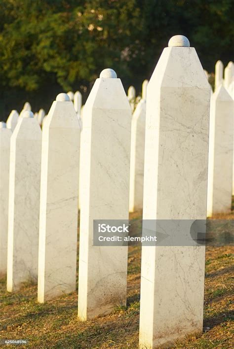 หลุมฝังศพอิสลามที่ภูมิทัศน์ที่มีแดด ภาพสต็อก ดาวน์โหลดรูปภาพตอนนี้ Memorial Memorial Vigil