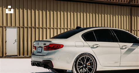 하얀 눈 덮인 땅에 주차 된 흰색 세단 사진 Unsplash의 무료 타이어 이미지