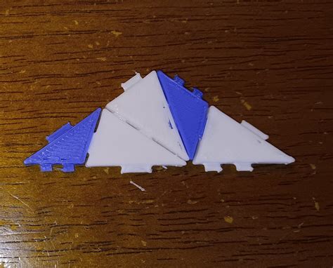 Penrose Tiling Based On Flippable Triangles With Hidden Tabs By Paul