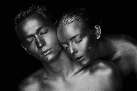 Мужская и женская сторона вокруг Голова ` S женщины лежит на плече человека Все покрашенные в