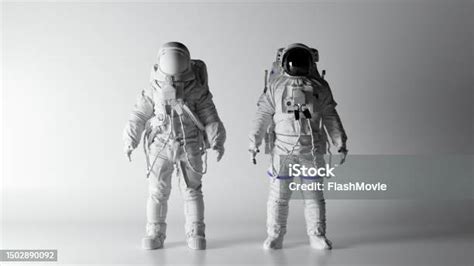 하얀 우주복을 입은 두 명의 우주비행사가 하얀 배경에 서 있다 조명이 바뀌고 있습니다 흑백 헬멧 디지털 생성 이미지에 대한 스톡 사진 및 기타 이미지 Istock