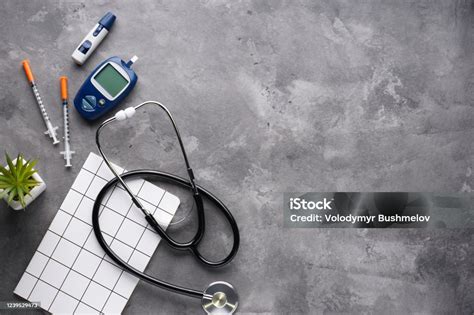 디지털 글루컴터 랜싯 펜 청진기 및 주사기는 텍스트를위한 공간이있는 회색 배경에 평평한 평신도입니다 당뇨병 개념 혈당 측정기 개념에 대한 스톡 사진 및 기타 이미지 Istock