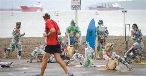 8일 세계해양의 날 바다 쓰레기로 만든 플라스틱 관광객