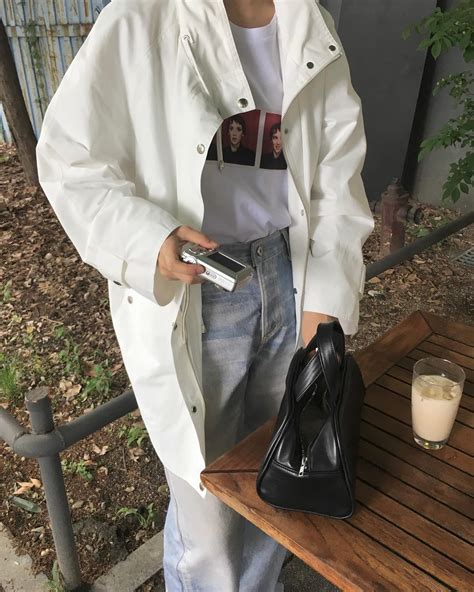 이소영 성수에서 시간이 붕 떠서 들렸던 카페에서 아메리카노 마시려다가 갑자기 끌려서 마셨던 딸기바나나 쉐이크 때문에 배가 부른걸까 아니면 생각도 없다가 근처라서 생각난