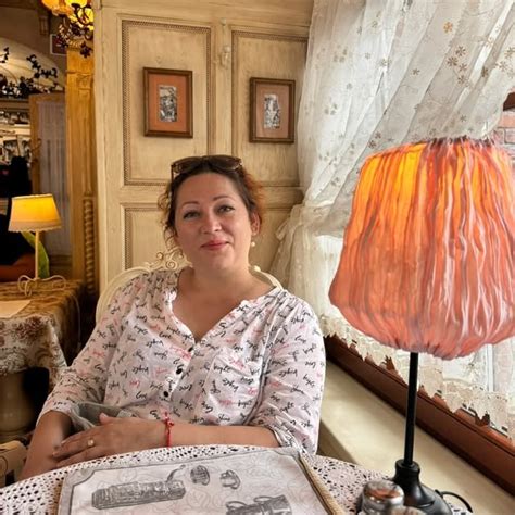 Бісить коли заходиш в примірочну з одягом а там нікуди стати сісти повісити бо куча речей