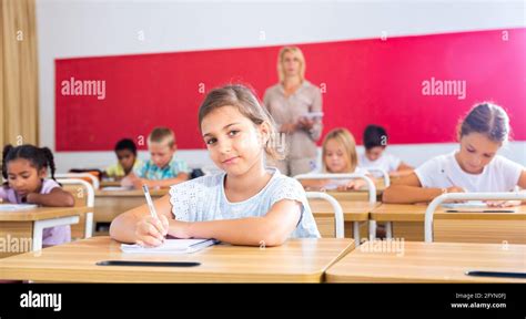 Une Jeune Fille Concentrée Assise Au Bureau Pour écrire Un Test En