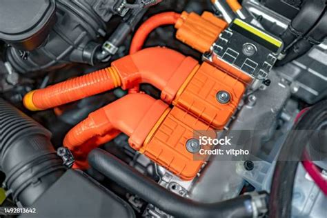 전기 구동 장치 요소가 있는 하이브리드 자동차 엔진의 강력한 주황색 접점 전기 연료 및 전력 생산에 대한 스톡 사진 및 기타