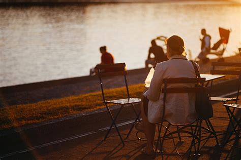 27 Best Candid Photography Examples To Inspire You