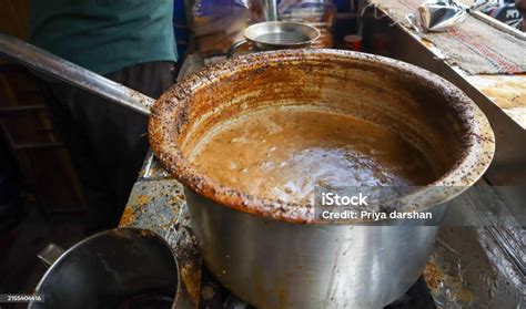 인도 라자스탄의 자이푸르 시에 있는 쿨라드 차이를 위해 마살라 향신료 재료로 차 준비가 진행 중입니다 0명에 대한 스톡 사진 및 기타 이미지 Istock