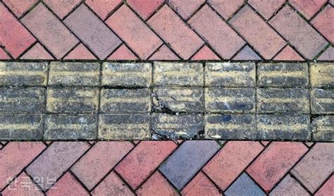 [서재훈의 형형색색] 닳아 없어진 장애인 배려 보도블록에 숨겨진 차별