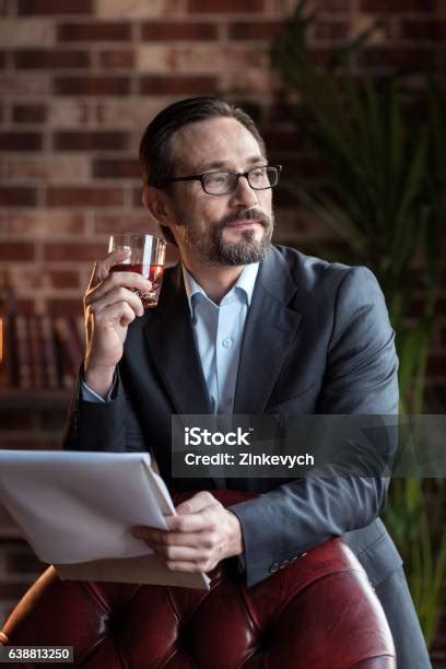 안락의자에 기대어 있는 잘생긴 유쾌한 사업가 가죽에 대한 스톡 사진 및 기타 이미지 가죽 갈색 기업 비즈니스 Istock