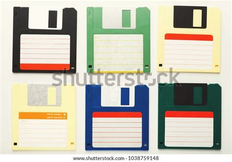 흰색 배경에 격리된 이전 플로피 디스크자석 스톡 사진지금 편집 1038759148