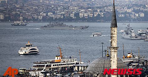 터키 보스포러스 해협 지나는 러시아 전함