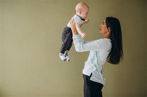 Madre Con Su Hijo Recién Nacido Foto Gratis