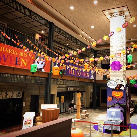 【ハロウィン装飾】 入り口ガラス面シートから、エスカレーターシート、柱巻き装飾、横断幕、天吊装飾など、施設丸ごとハロウィンカラーに仕上げました