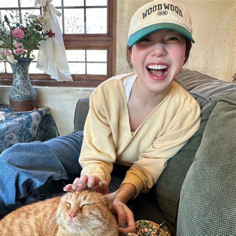 戴着“wood Wood”帽子的女孩开心撸猫的温馨画面 男女头像｜𝗦𝗛𝗔𝗥𝗘微信头像表情包图片动图 求表情网 斗图从此不求人