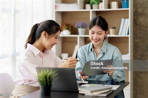 두 명의 아시아 비즈니스 여성이 사무실에서 마케팅 및 투자 계획에 대한 작업 검사 분석을 계획하고 토론하고 계획합니다 20 24세에 대한 스톡 사진 및 기타 이미지 Istock