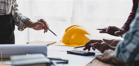 Foto De Stock Brainstorming Group Of Architects And Engineers Discuss