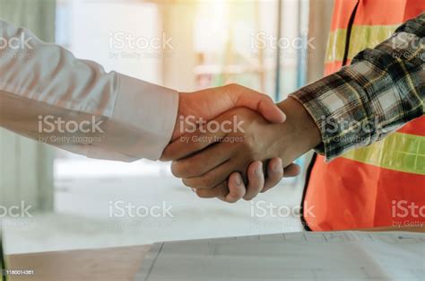건설 현장 팀워크 파트너십 및 계약자 개념에서 사무실 센터에서 새로운 프로젝트 계약을 시작하기 위한 상담 후 악수하는 건설 노동자 팀 건설 산업에 대한 스톡 사진 및 기타