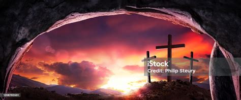 열린 무덤에서 세 나무 십자가와 일출의 보기 예수 그리스도의 죽음과 부활 부활 종교에 대한 스톡 사진 및 기타 이미지 부활 종교 일요일 갈보리 예루살렘 Istock