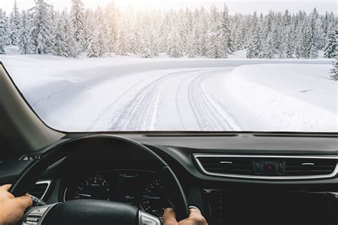 남자는 눈 겨울 도로에서 차를 운전합니다 차에서 뒷모습 눈 겨울 숲에서 운전하는 남자 거울에 대한 스톡 사진 및 기타 이미지 거울 겨울 경관 Istock