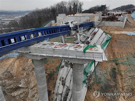 안성 고속도로 건설현장 붕괴사고 현장 살펴보는 관계자들 연합뉴스
