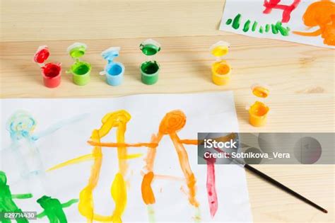 3 년 나무 테이블에 드로잉 행복 한 가족 그림을 아이 상위 뷰 근접 촬영 가족에 대한 스톡 사진 및 기타 이미지 가족 개념 개념과 주제 Istock