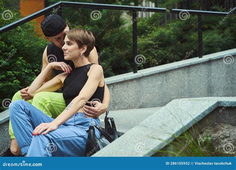Stel In Liefde Dat Goed Buiten Komt Stock Foto Image Of Romantisch