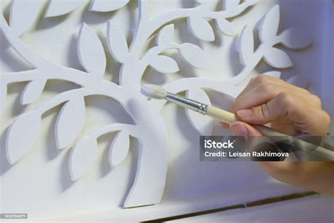 소녀는 페인트 브러시를 사용하고 식물 디자인 요소로 나무 관을 덮고 있습니다 Diy에 대한 스톡 사진 및 기타 이미지 Diy 곡선 공예 Istock