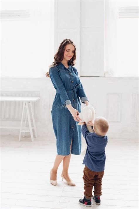 Liebende Sch Ne Mutter Mit Ihrem Sohn Auf Dem Bett Stockfoto Bild Von Sch N Bequem