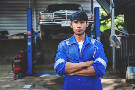 정비사는 고객을 위해 엔진을 검사하고 유지 관리합니다 수리 기계 자동차 서비스 및 유지 보수에 대한 체크리스트를 클립 보드에 작성하는 앱입니다 30 34세에 대한 스톡 사진