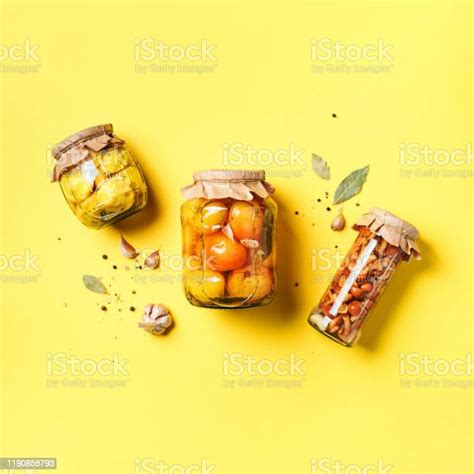 노란색 배경 위에 유리 항아리에 통조림 및 보존 야채 맨 위 보기 플랫 레이 공간을 복사합니다 항아리에 대한 스톡 사진 및 기타 이미지 Istock