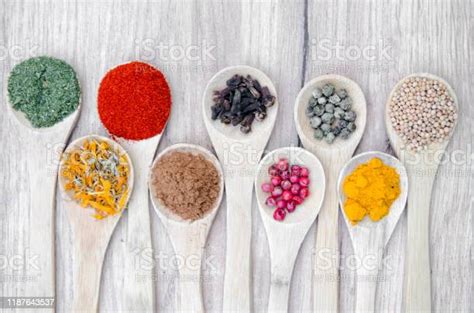 나무 숟가락은 다양한 향신료로 가득 닫습니다 아로마 허브 향신료 배열 가루로 빻은에 대한 스톡 사진 및 기타 이미지 가루로 빻은 강황 건강한 생활방식 Istock