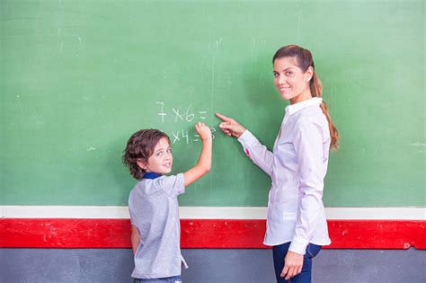 교육 개념입니다 다시 학교로 수학 수업 중에 칠판에 교사와 남학생 고등학교 이하에 대한 스톡 사진 및 기타 이미지 고등학교 이하 공부 교사 교육 관련 직업 Istock