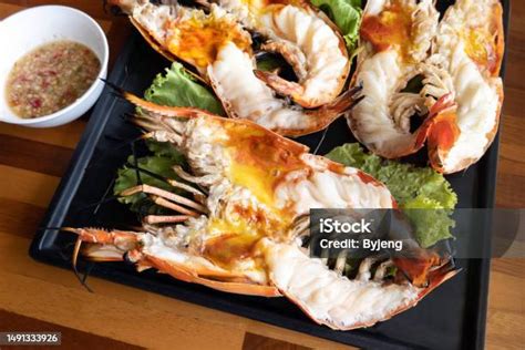 나무 테이블에 매운 해산물 디핑 소스를 곁들인 신선한 자이언트 강 새우 구이 0명에 대한 스톡 사진 및 기타 이미지 0명 강 건강한 생활방식 Istock